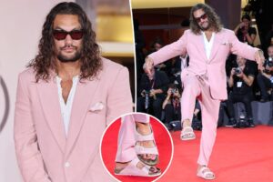 Jason Momoa Coordinates Pink Suit with Matching Toenail Polish at ...